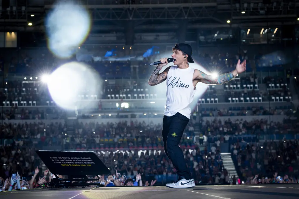 ULTIMO anche nel 2025 il tour negli stadi [Info, Scaletta e Biglietti ...